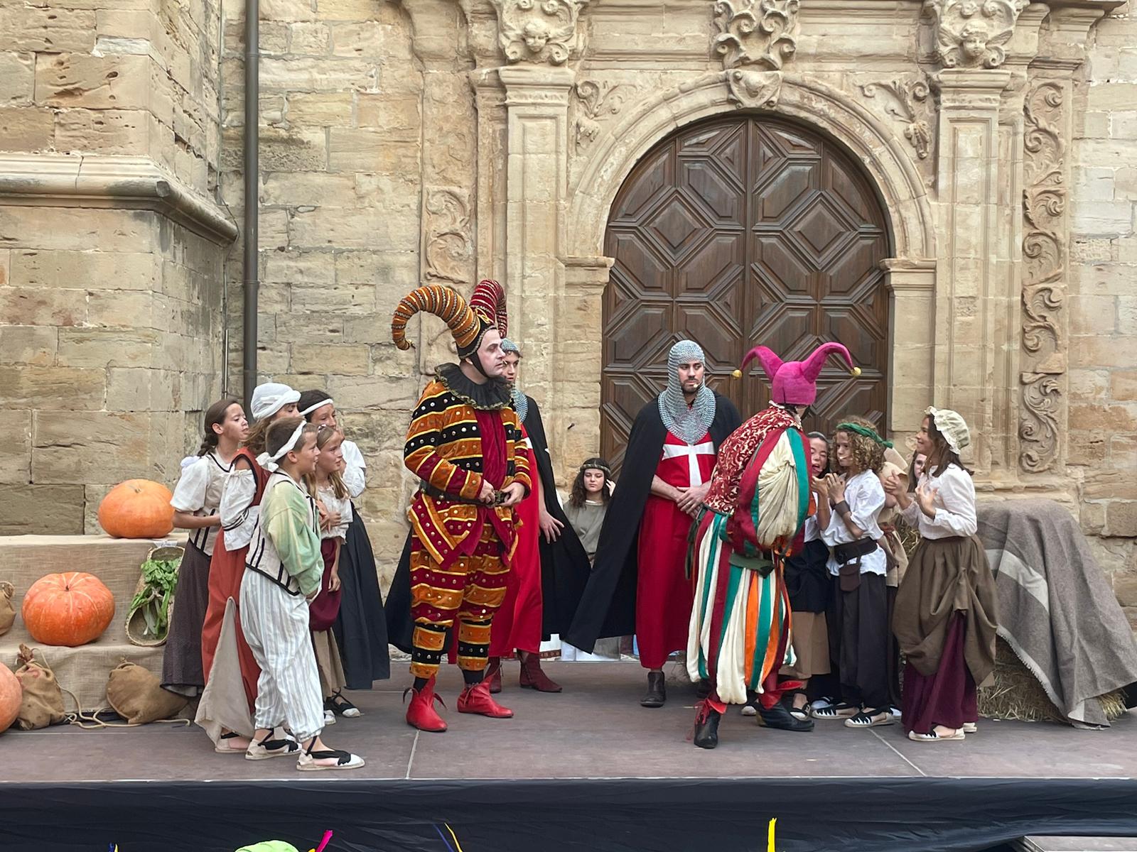 Els joglarets de la Farseta de Gandesa expliquen l'acte del casament ... Els joglarets de la Farseta de Gandesa expliquen l'acte del casament ...